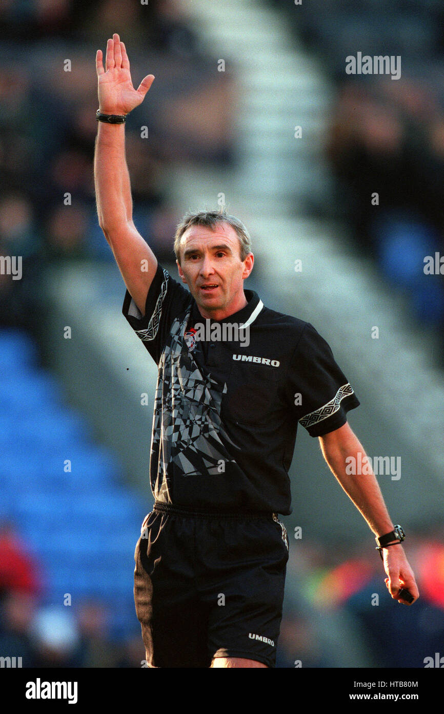 R. PEARSON DIVISION ONE REFEREE 10 January 1999 Stock Photo - Alamy