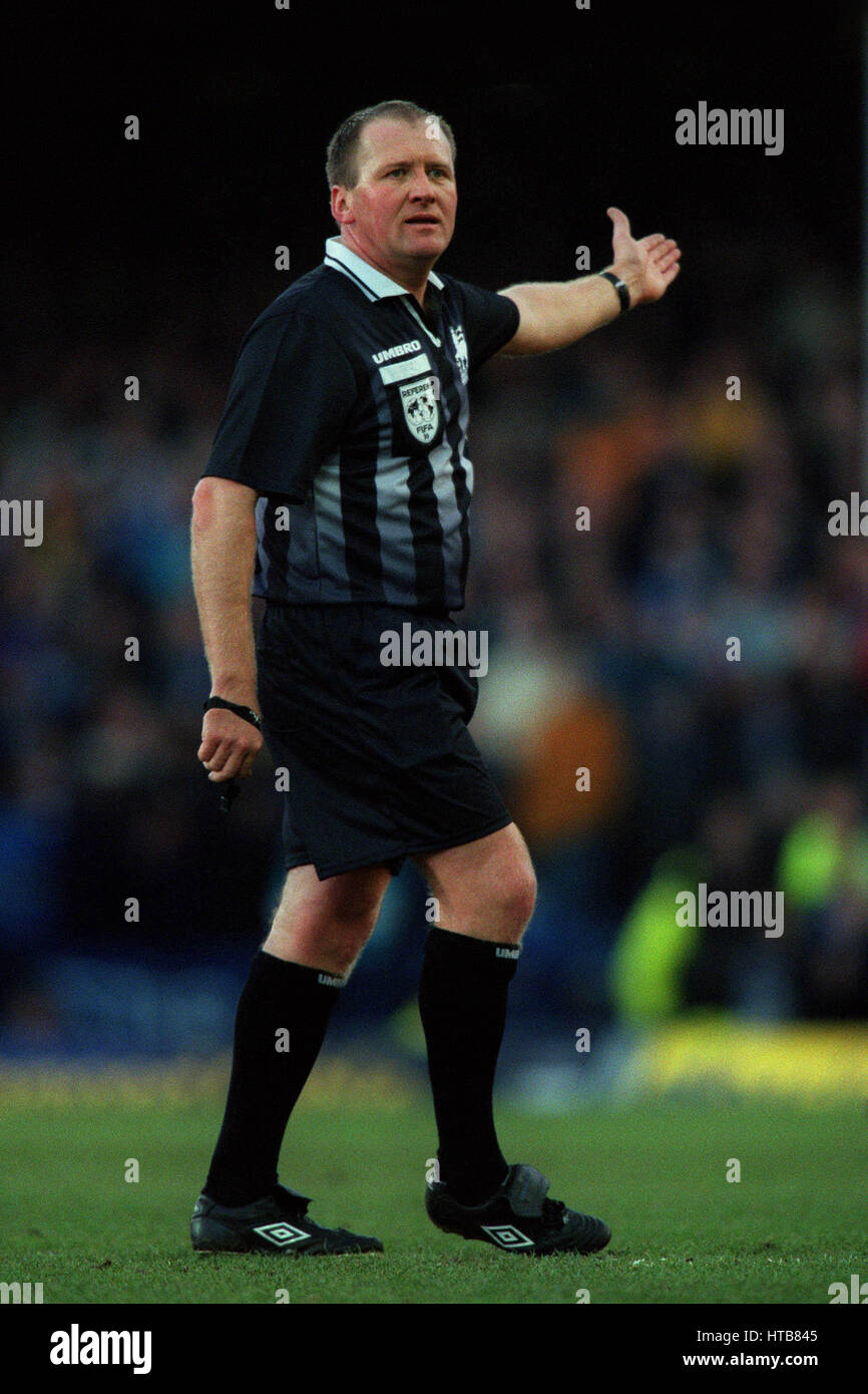 STEVE DUNN PREMIER LEAGUE REFEREE 16 January 1999 Stock Photo - Alamy