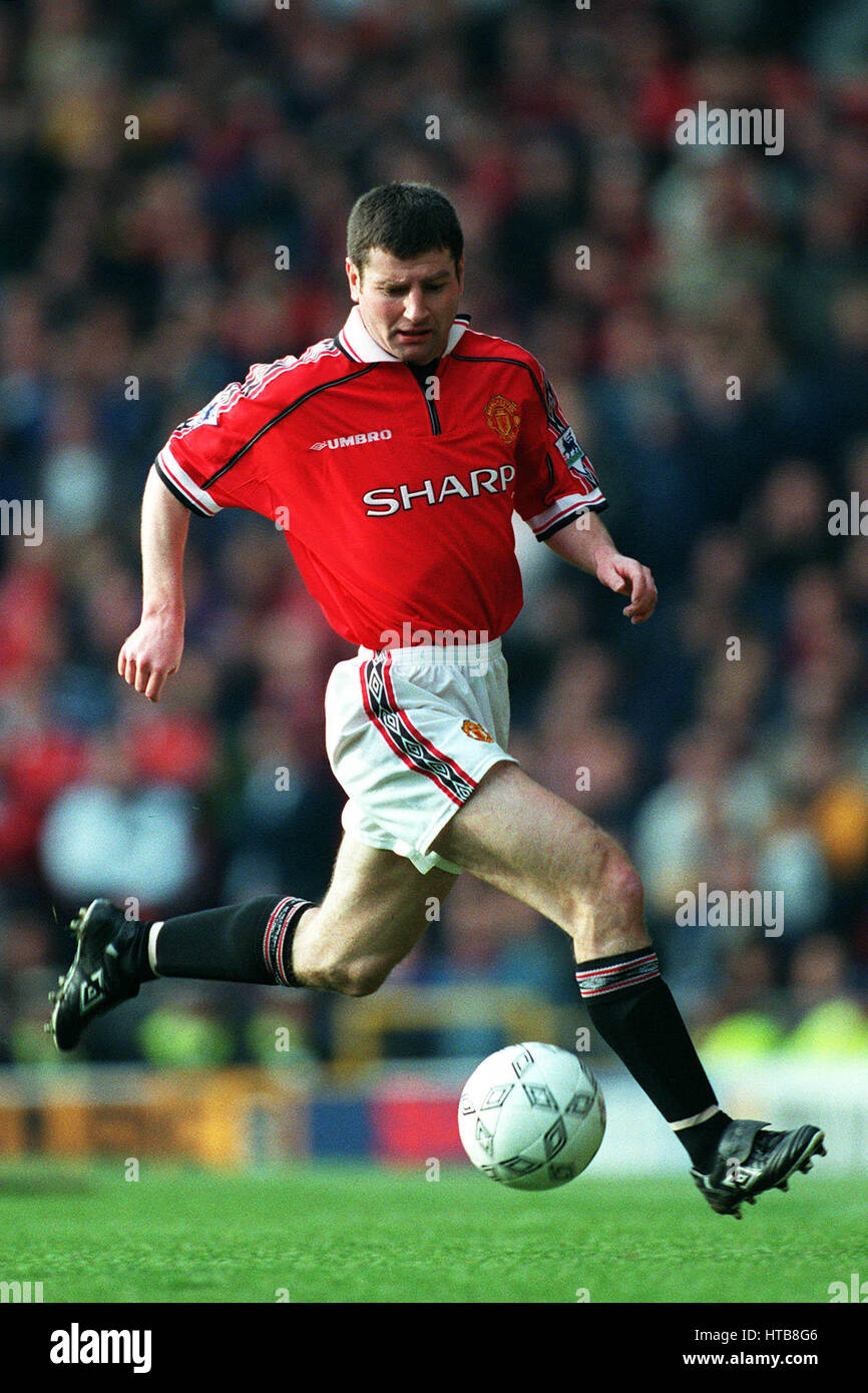 DENIS IRWIN MANCHESTER UNITED FC 24 January 1999 Stock Photo - Alamy