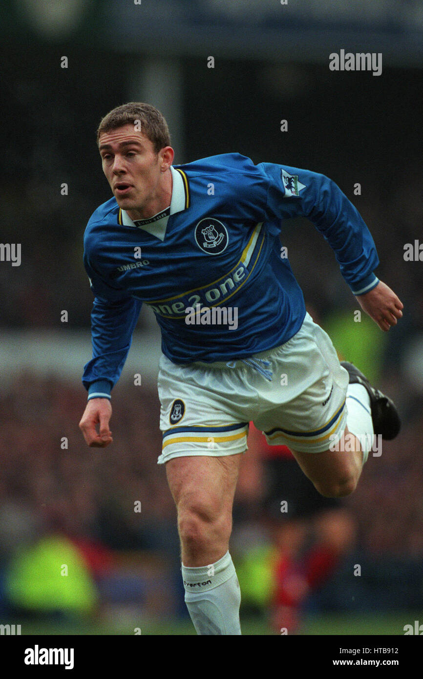 RICHARD DUNNE EVERTON FC 30 January 1999 Stock Photo - Alamy
