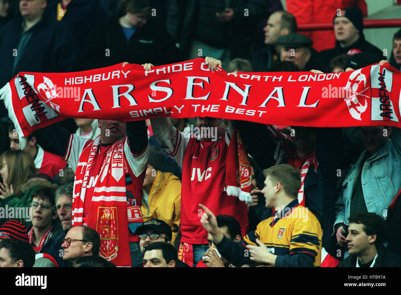 ARSENAL FANS WITH GIANT SCARF FOOTBALL FANS 31 January 1999 Stock Photo ...