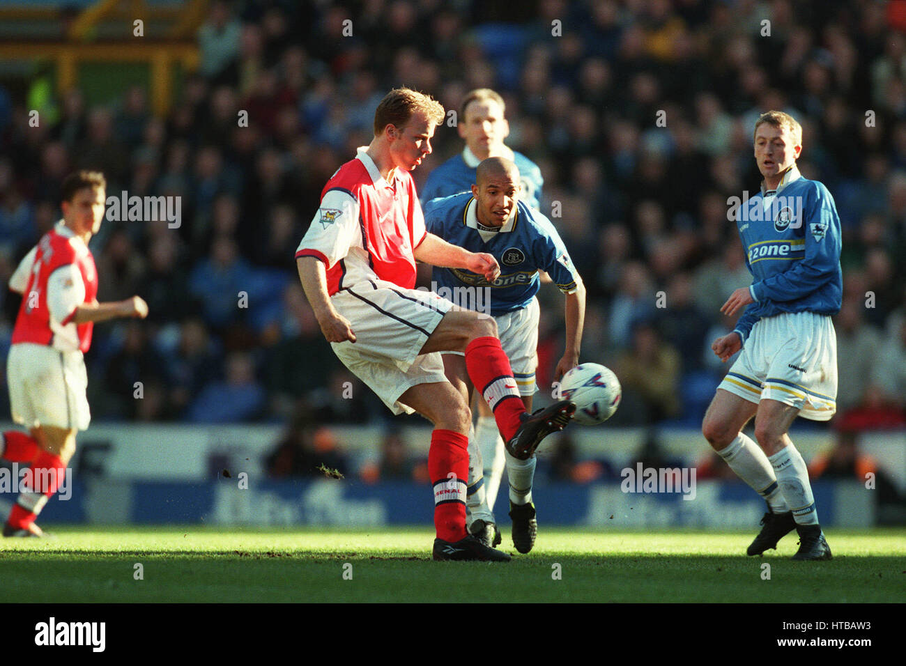 BERGKAMP & OLIVIER DACOURT EVERTON V ARSENAL 13 March 1999 Stock Photo ...
