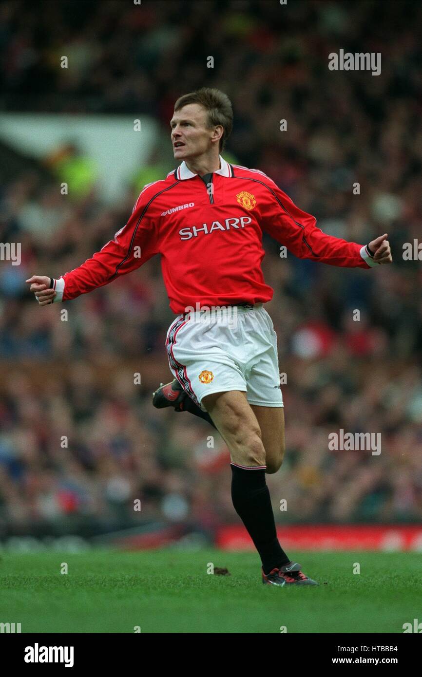 Teddy sheringham manchester united 1999 hi-res stock photography and ...