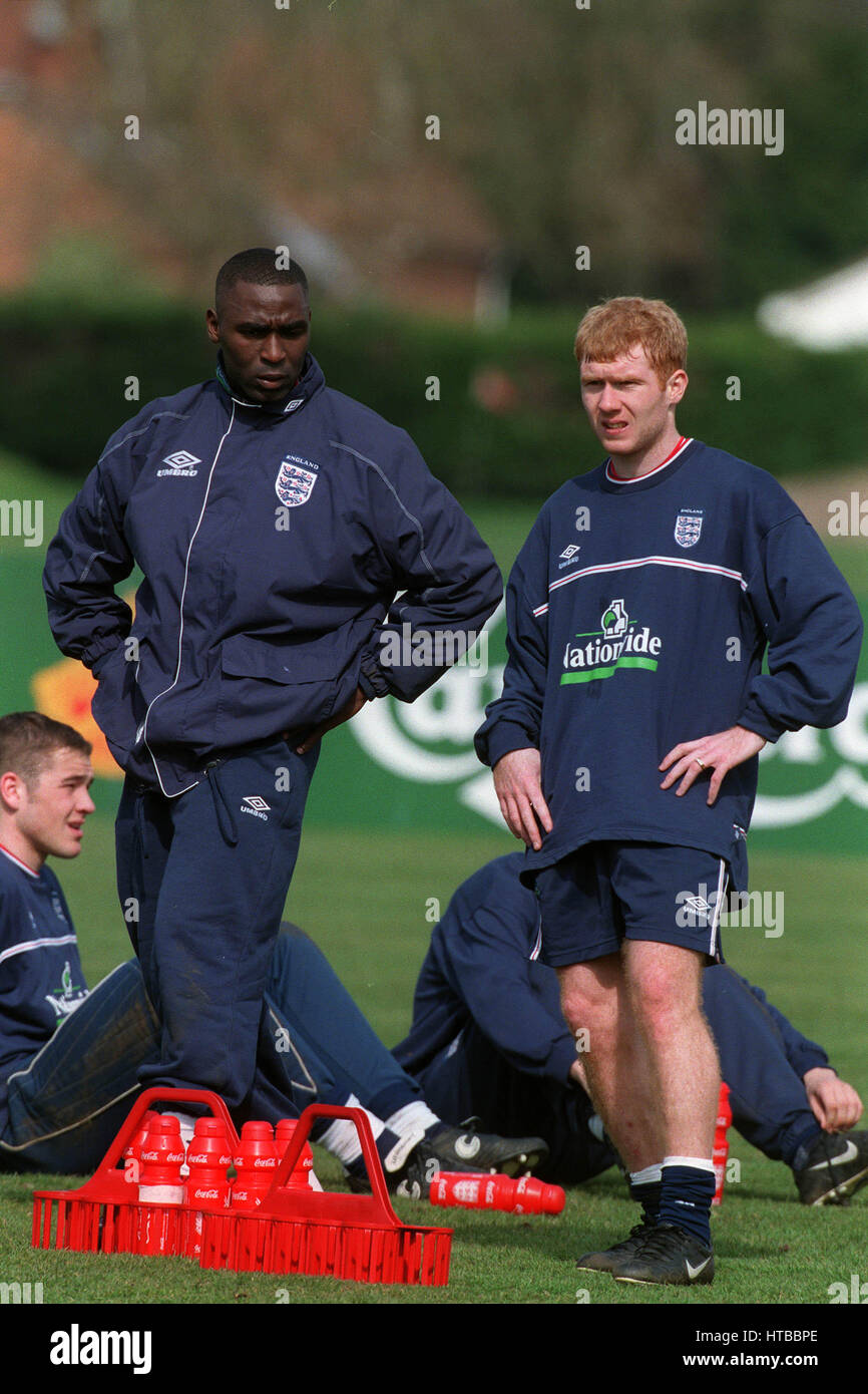 ANDY COLE & PAUL SCHOLES ENGLAND TRAINING 23 March 1999 Stock Photo - Alamy