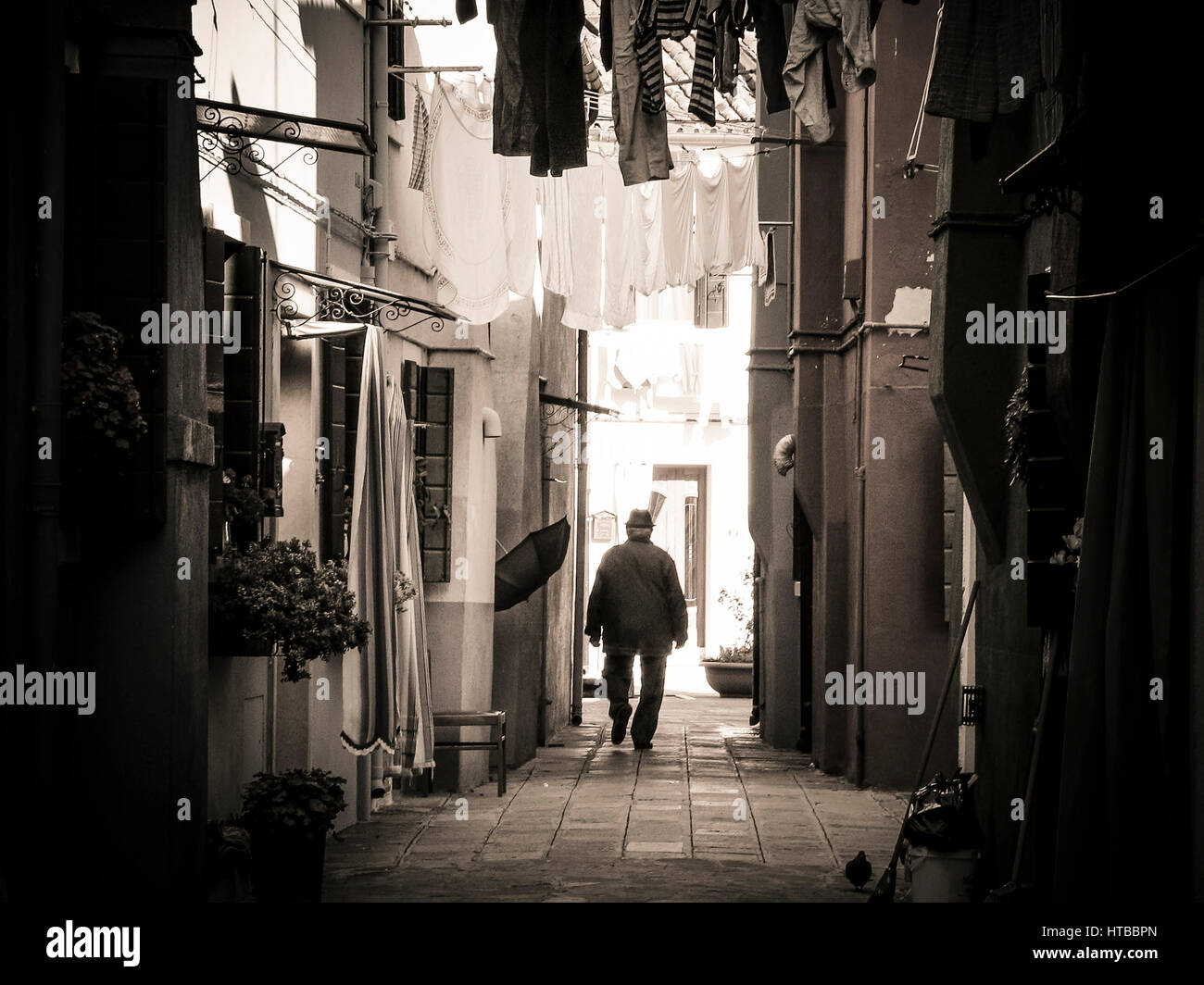 White alleyway hi-res stock photography and images - Alamy