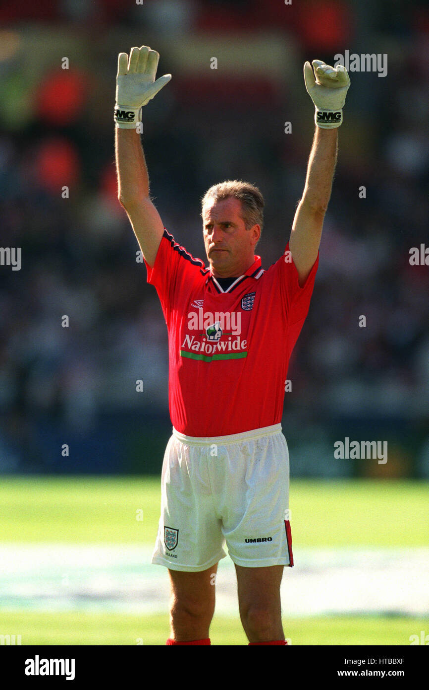 RAY CLEMENCE ENGLAND GOALKEEPING COACH 27 March 1999 Stock Photo - Alamy