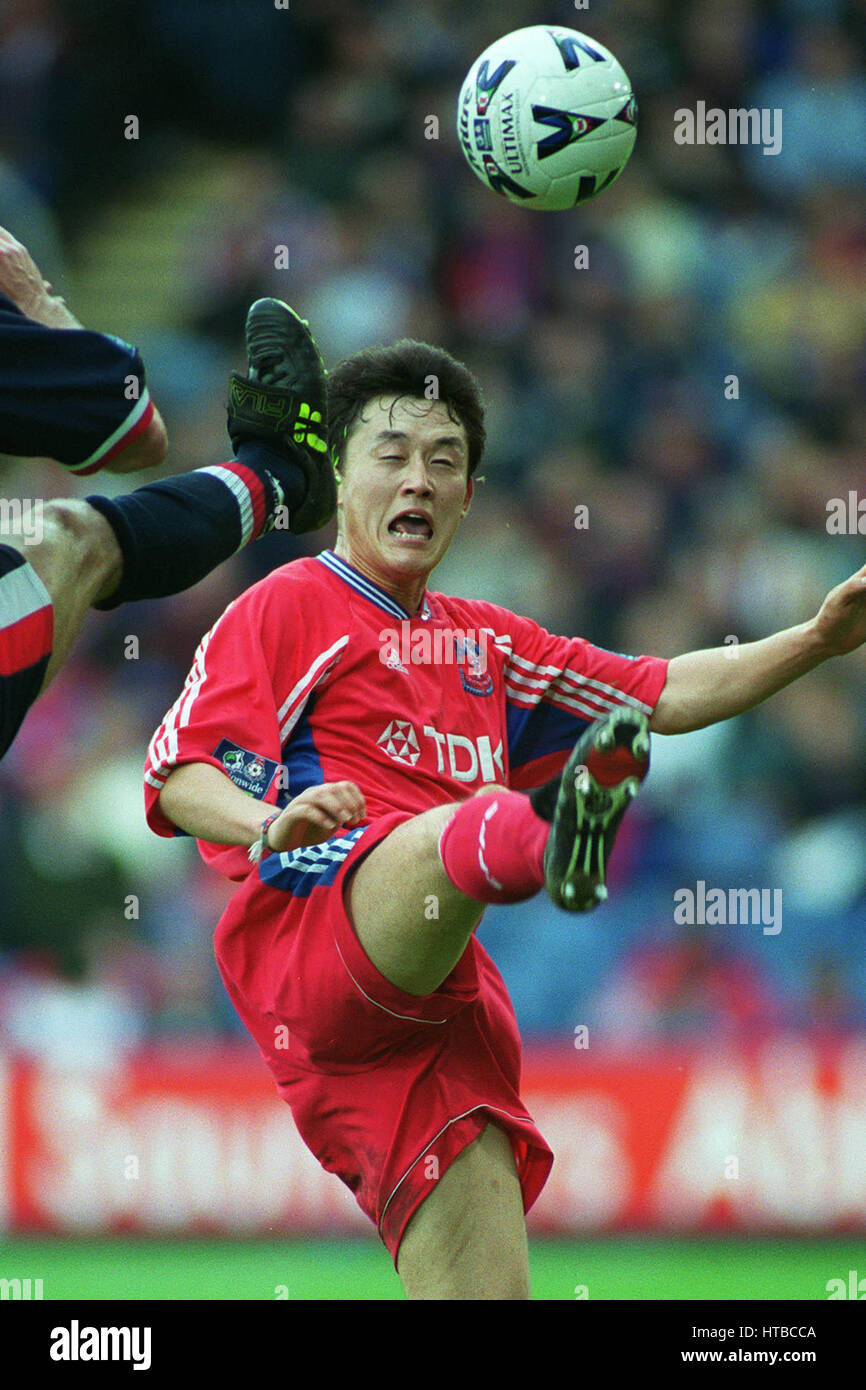 SUN JIHAL & CHRIS MAKIN CRYSTAL PALACE V SUNDERLAND 12 April 1999 Stock ...