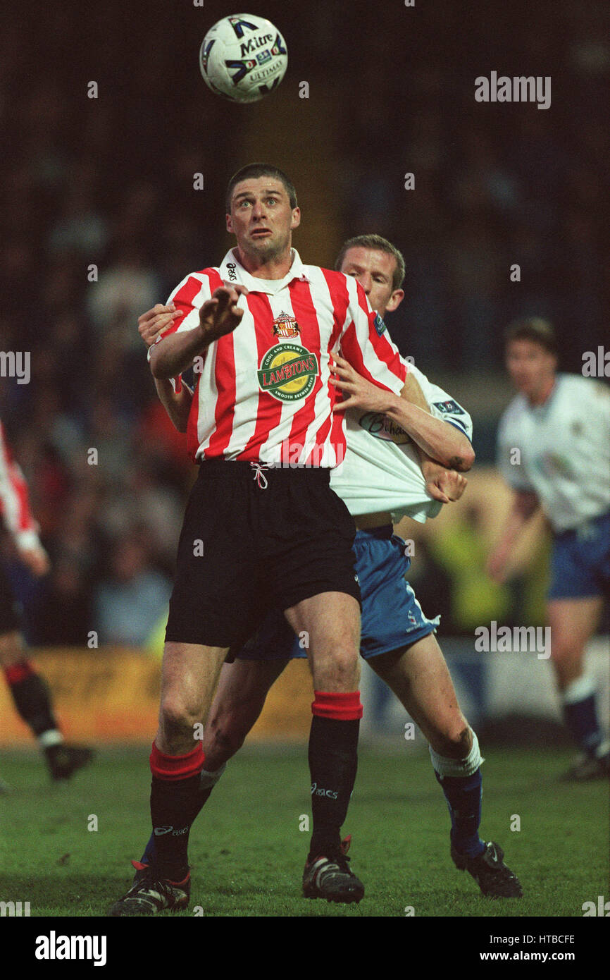 NIALL QUINN & CHRIS SWAILES BURY V SUNDERLAND 13 April 1999 Stock Photo ...
