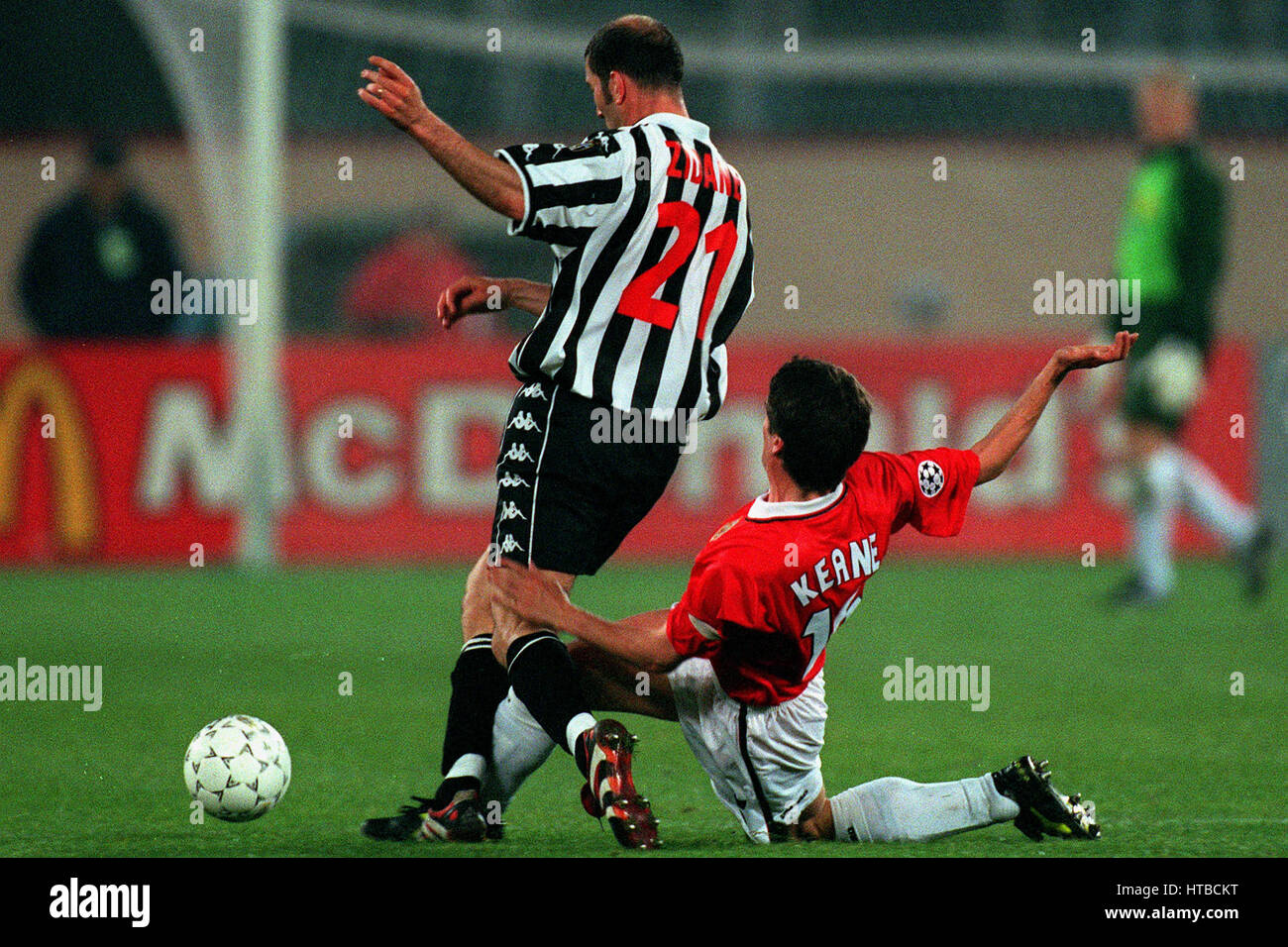 ROY KEANE & ZINEDINE ZIDANE JUVENTUS V MANCHESTER UNITED 21 April 1999 ...