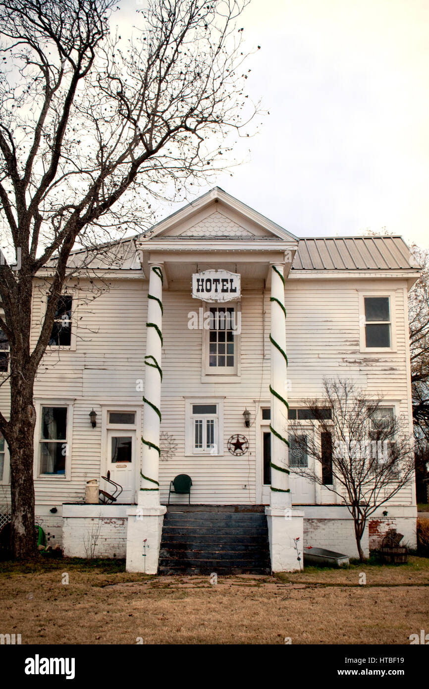 An old abandoned hotel looking spooky and haunted in rural Texas Stock ...