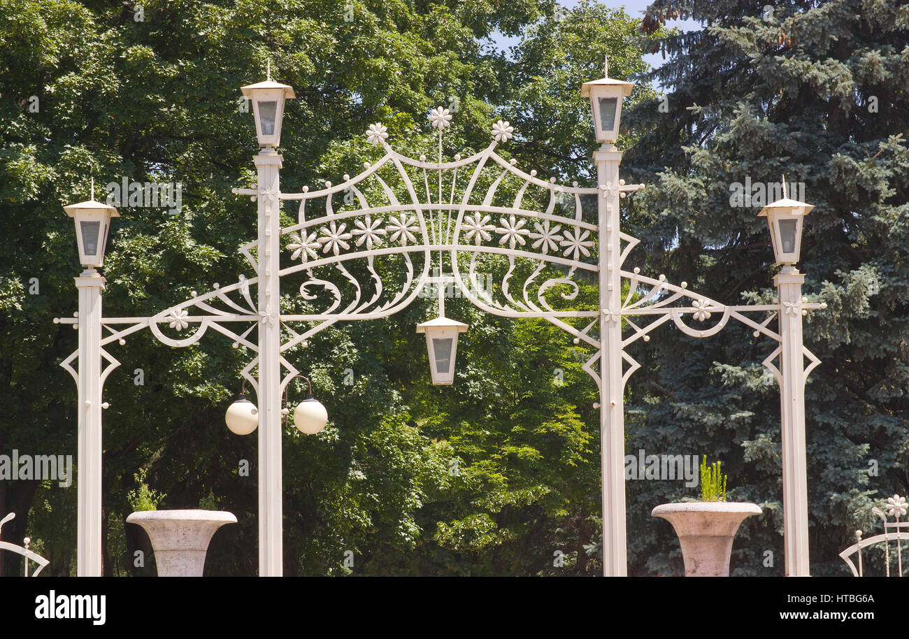 Ornate metal arch hi-res stock photography and images - Alamy
