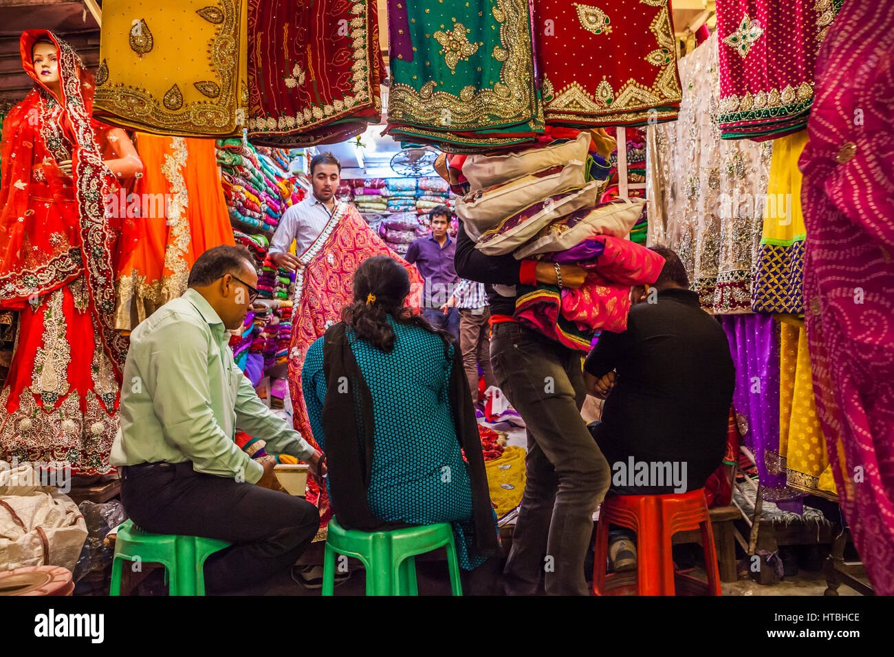 Women market saree india hi-res stock photography and images - Alamy