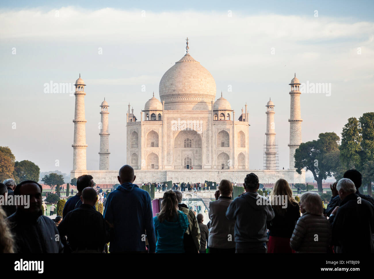 Taj mahal india crowded hi-res stock photography and images - Alamy
