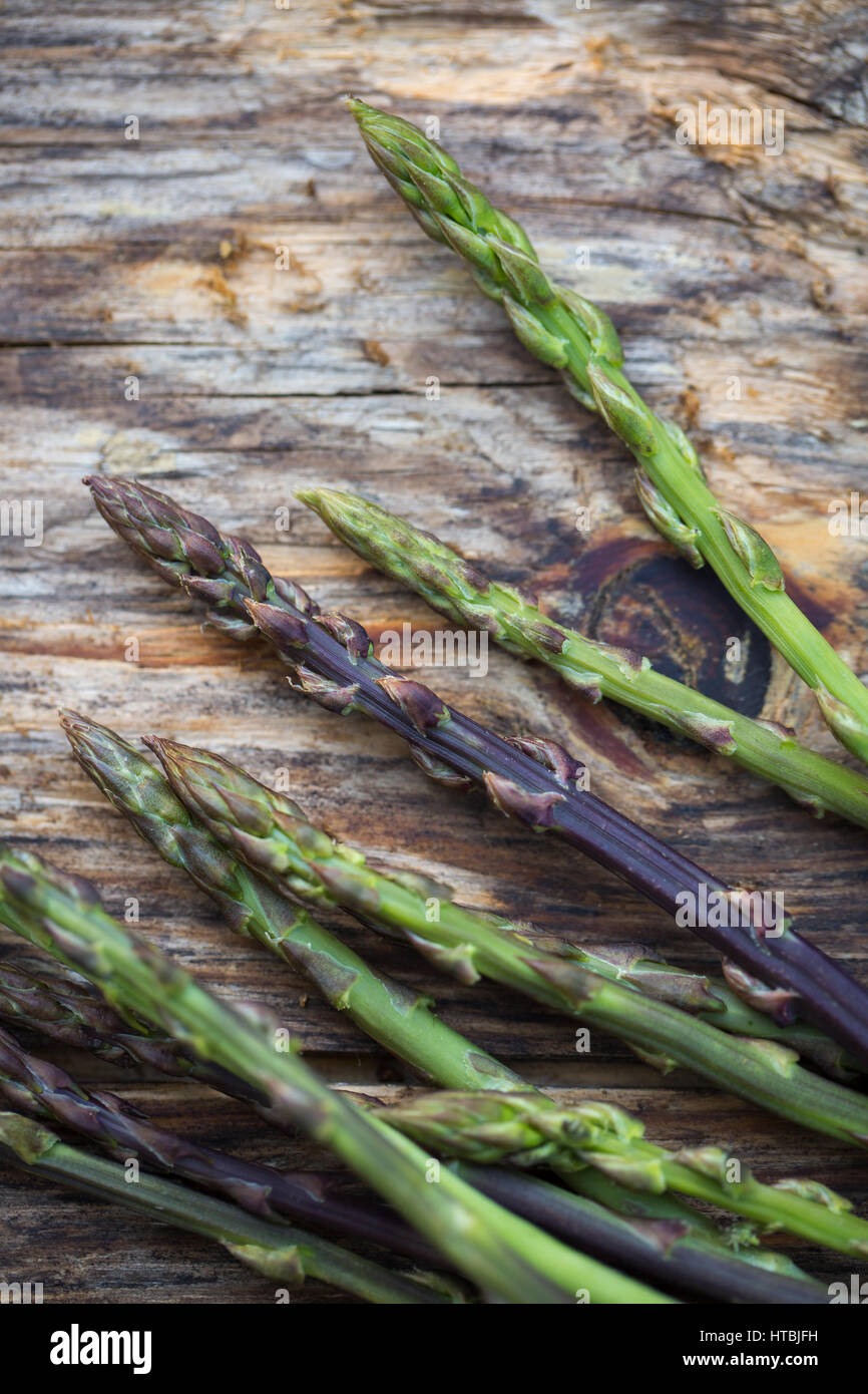 Bunch of fresh raw wild asparagus from the countryside Stock Photo - Alamy