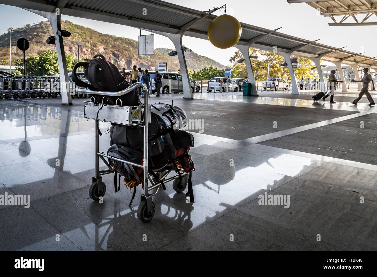 Airport pick up arrivals hi-res stock photography and images - Alamy