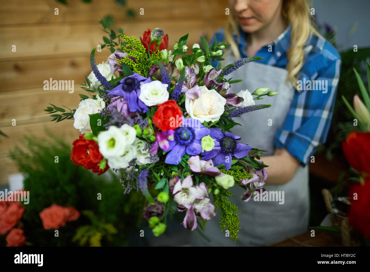 Woman flower vendor arranging bouquet hi-res stock photography and ...