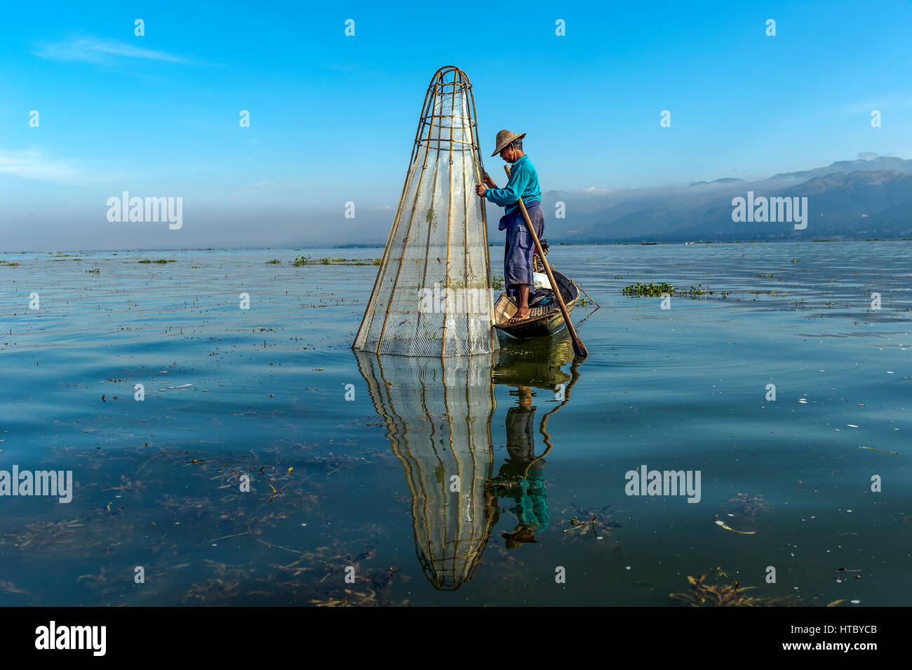 Myanmar (ex Birmanie). Inle lake. Shan state. Fishermen Intha, Inle ...