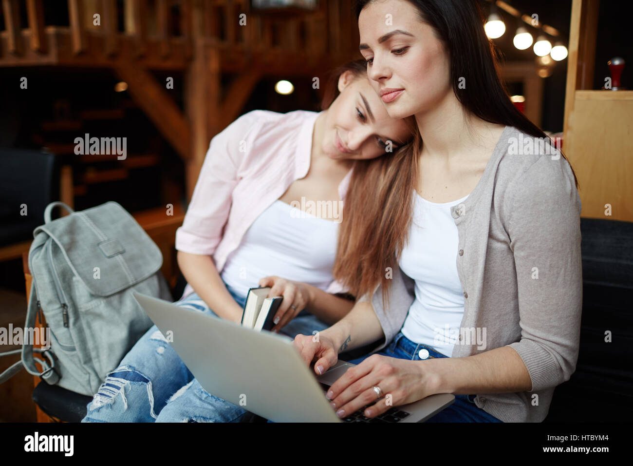 Two girls with laptop and college hi-res stock photography and images ...