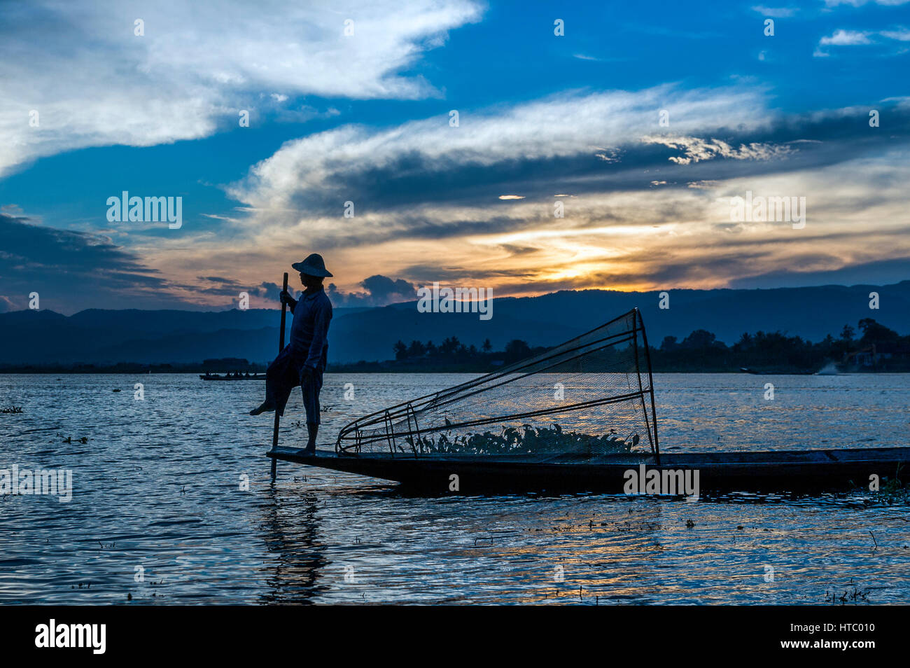 Myanmar (ex Birmanie). Inle lake. Shan state. Fishermen Intha, Inle ...