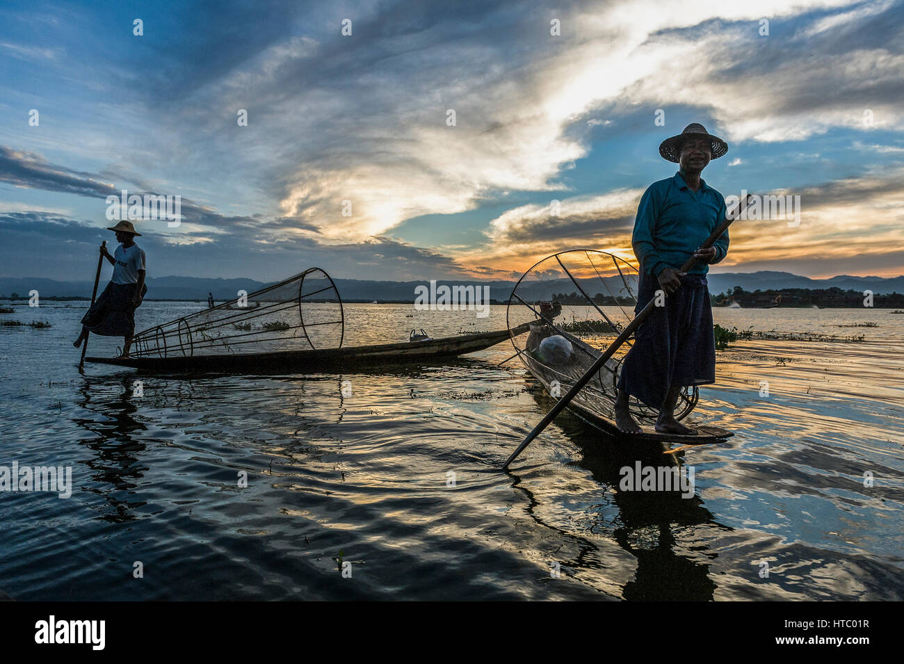 Myanmar (ex Birmanie). Inle lake. Shan state. Fishermen Intha, Inle ...