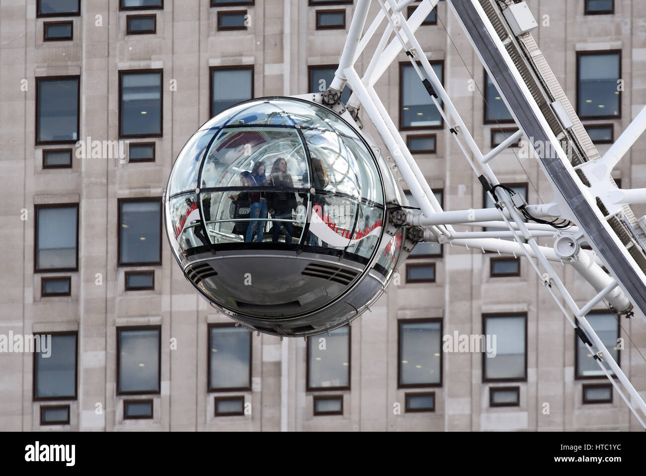Pod on the london eye hi-res stock photography and images - Alamy