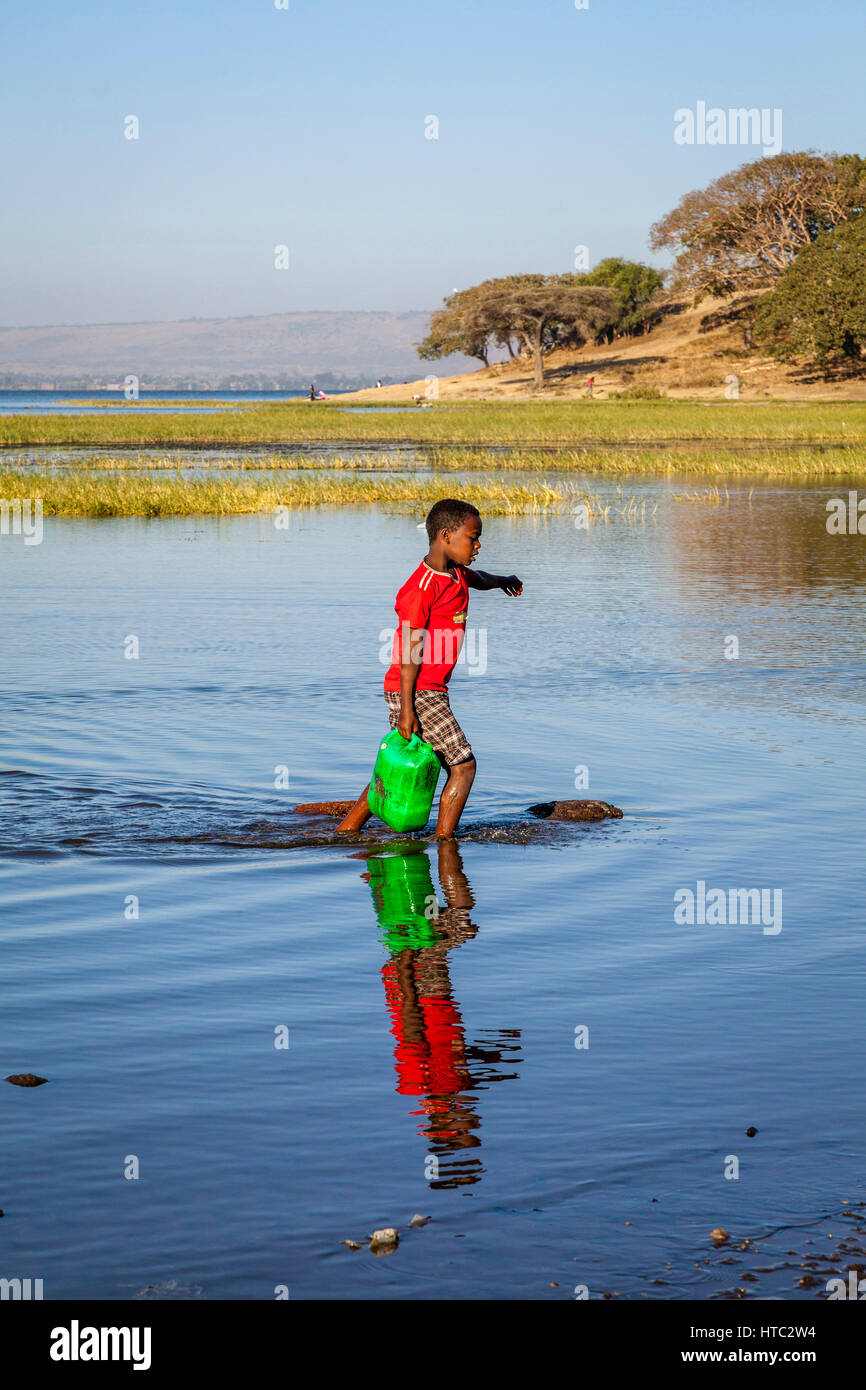 African children fetching water hi-res stock photography and images - Alamy
