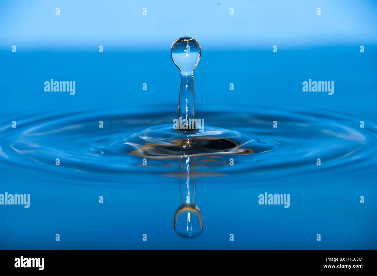 rebound of a water drop Stock Photo - Alamy