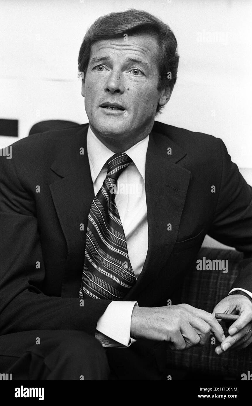 Roger moore live let die Black and White Stock Photos & Images - Alamy