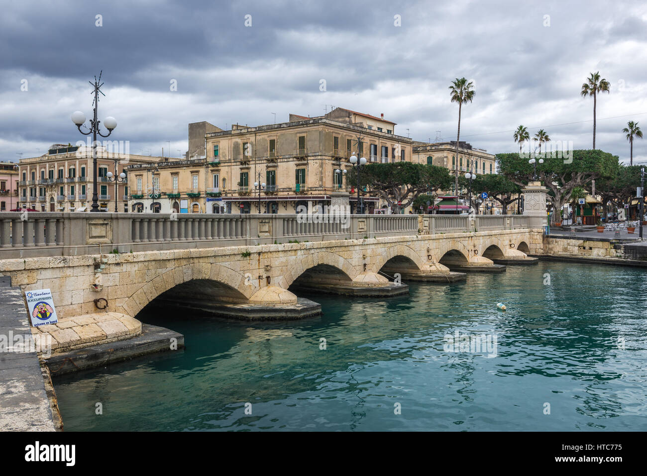Umbertino Bridge (Ponte Umbertino) connected mainland with Ortygia ...