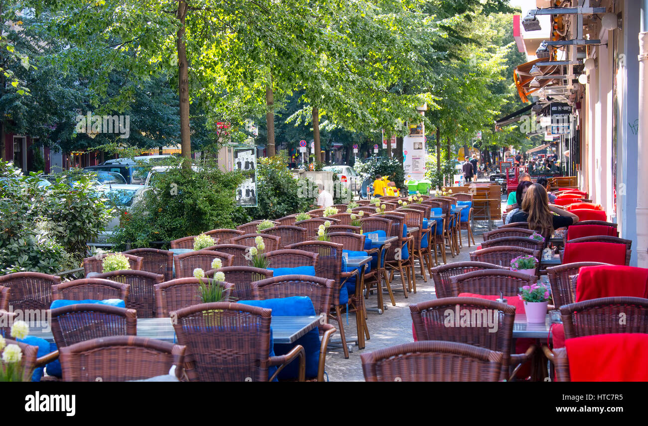Open air cafe in Simon Dach street in Friedrichshain district Stock ...