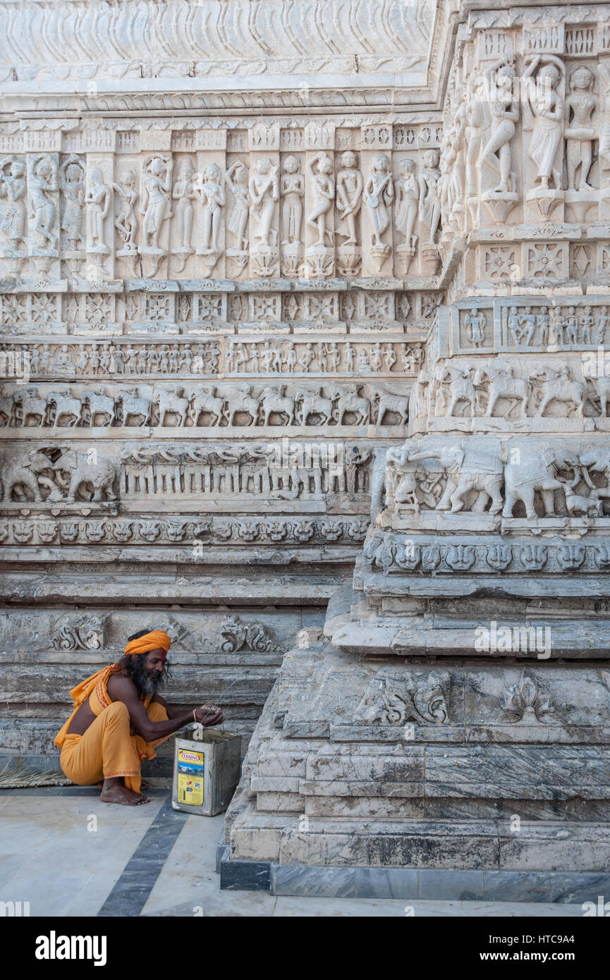 Pujari (caretaker) cleaning outside Jagdish Temple in Udaipur Stock ...