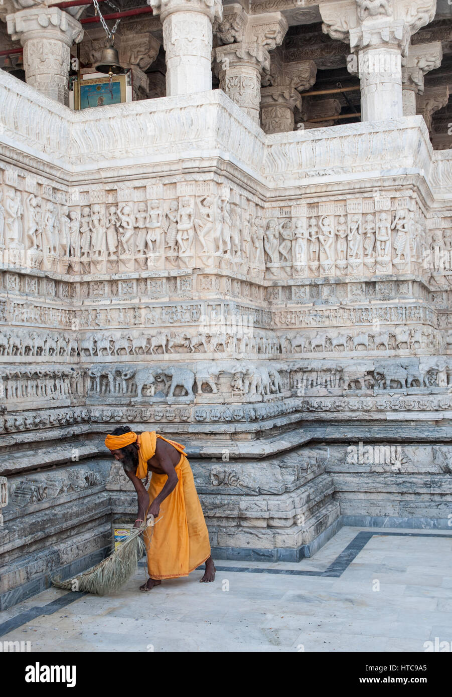 Pujari (caretaker) cleaning outside Jagdish Temple in Udaipur Stock ...