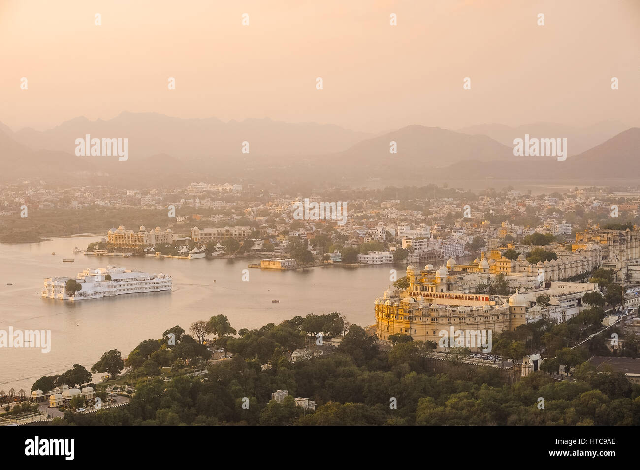 View across Lake Pichola and the City Palace from Machla Magra (Fish ...