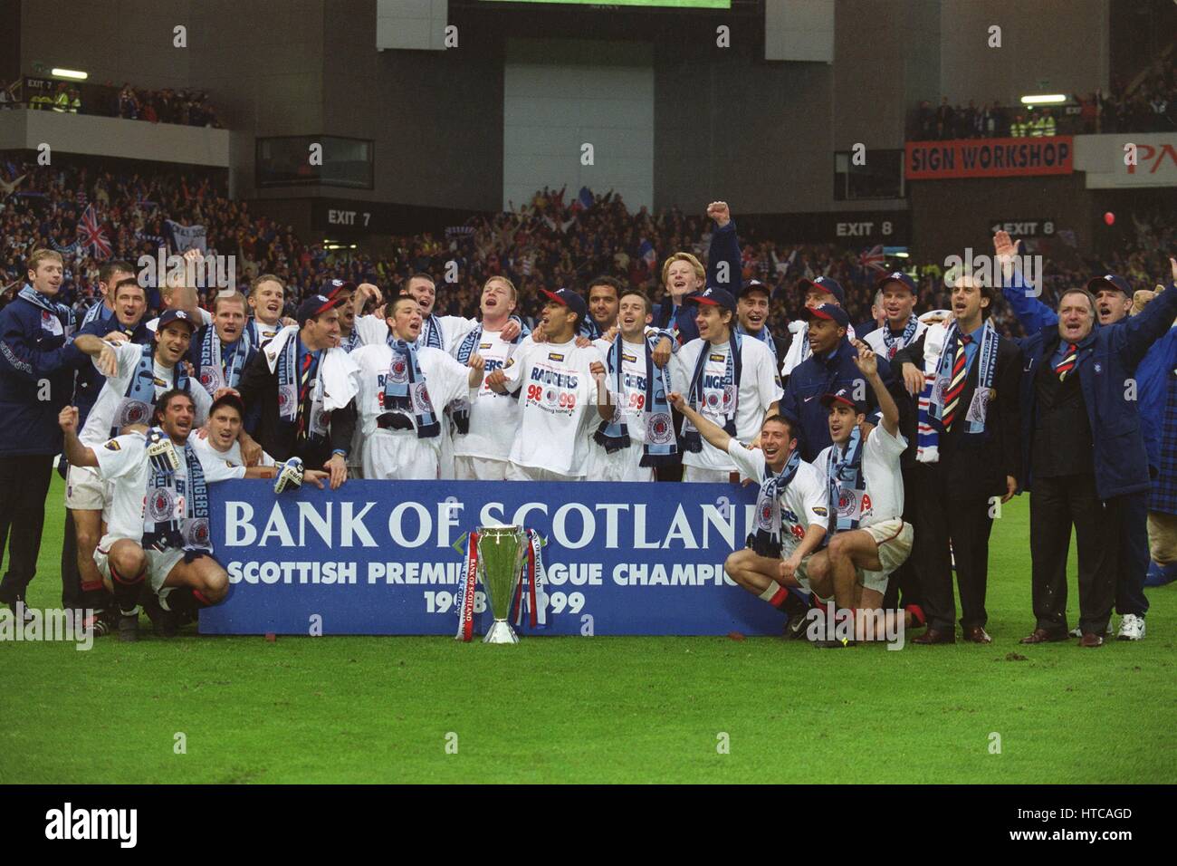 GLASGOW RANGERS LEAGUE CHAMPIONS 1998-99. 09 May 1999 Stock Photo - Alamy