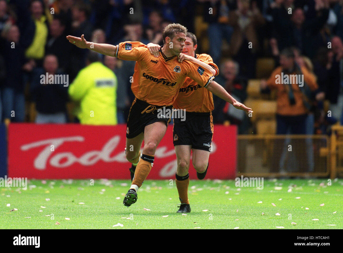 HAAVARD FLO CELEBRATES GOAL WOLVES V BRADFORD CITY 09 May 1999 Stock ...