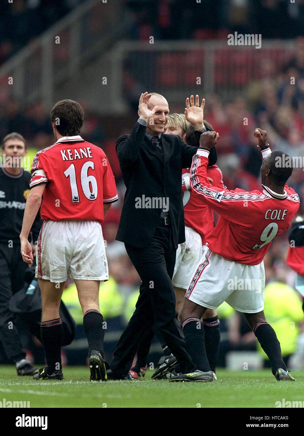 JAAP STAM & ANDY COLE MANCHESTER UNITED FC 17 May 1999 Stock Photo - Alamy