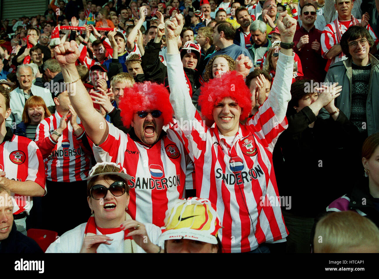 SOUTHHAMPTON FANS CELEBRATE STAYING IN PREMIERSHIP 16 May 1999 Stock ...