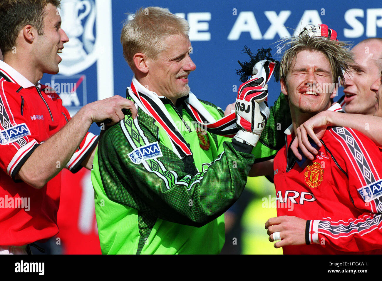 PETER SCHMEICHEL DAVID BECKHAM FA CUP FINAL 22 May 1999 Stock Photo - Alamy