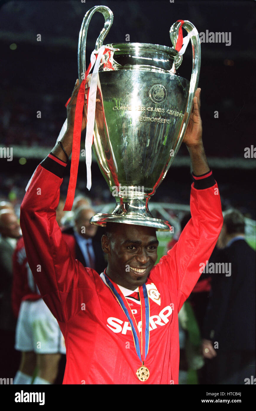 ANDY COLE WITH TROPHY MANCHESTER UTD-BAYERN MUNICH 26 May 1999 Stock ...