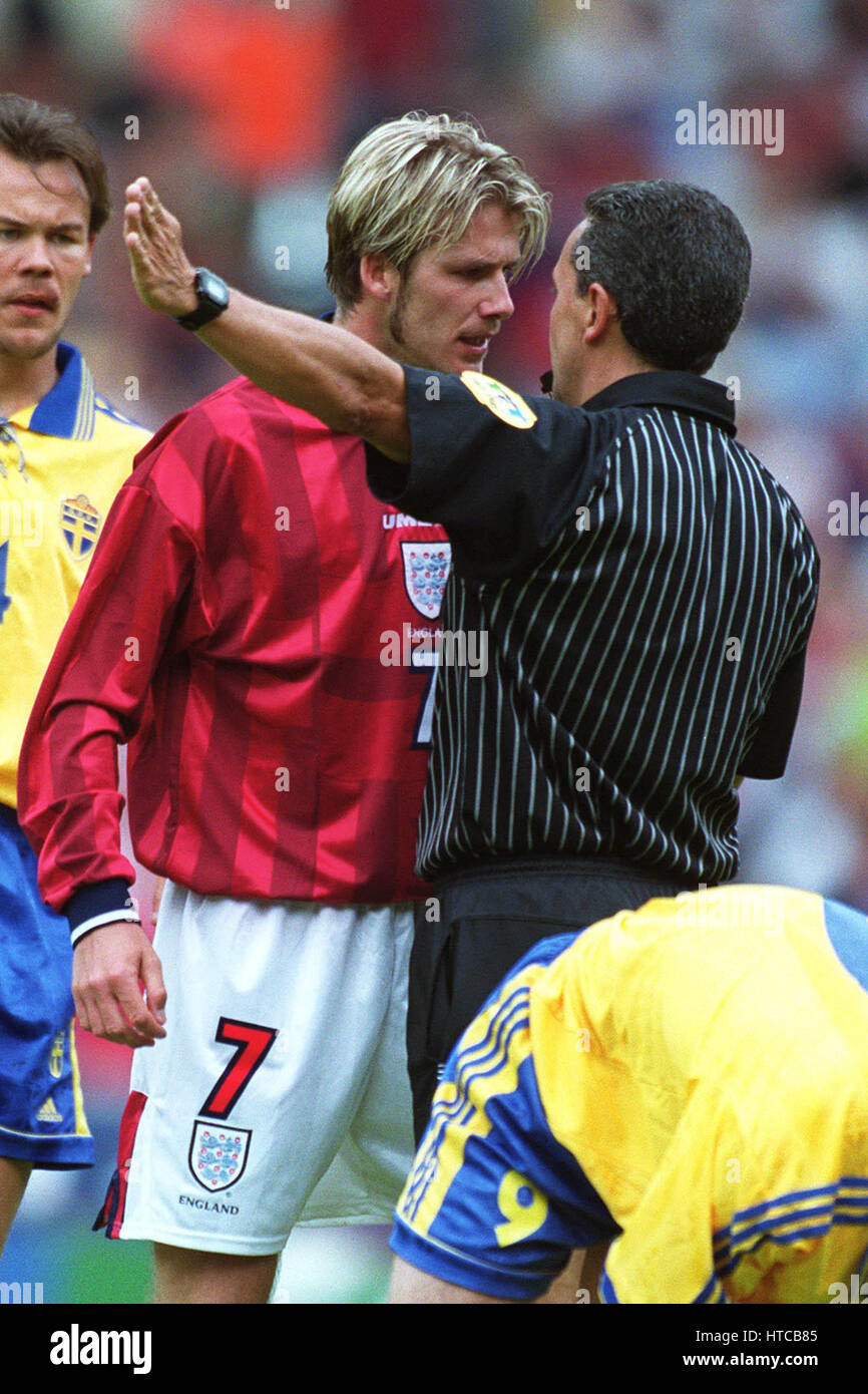 DAVID BECKHAM & REFEREE ENGLAND V SWEDEN 05 June 1999 Stock Photo - Alamy