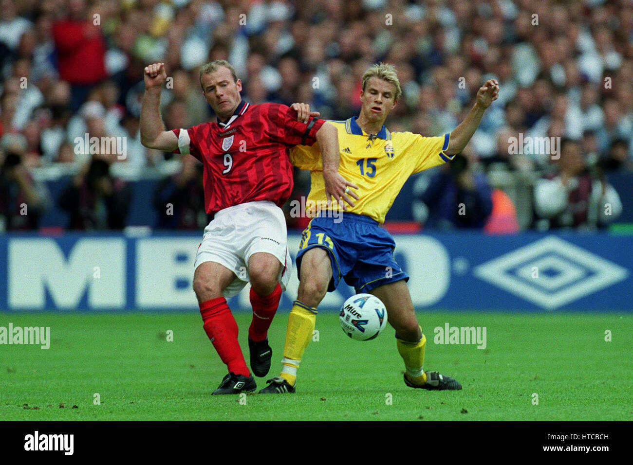 ALAN SHEARER & ALEXANDERSSON ENGLAND V SWEDEN 05 June 1999 Stock Photo ...