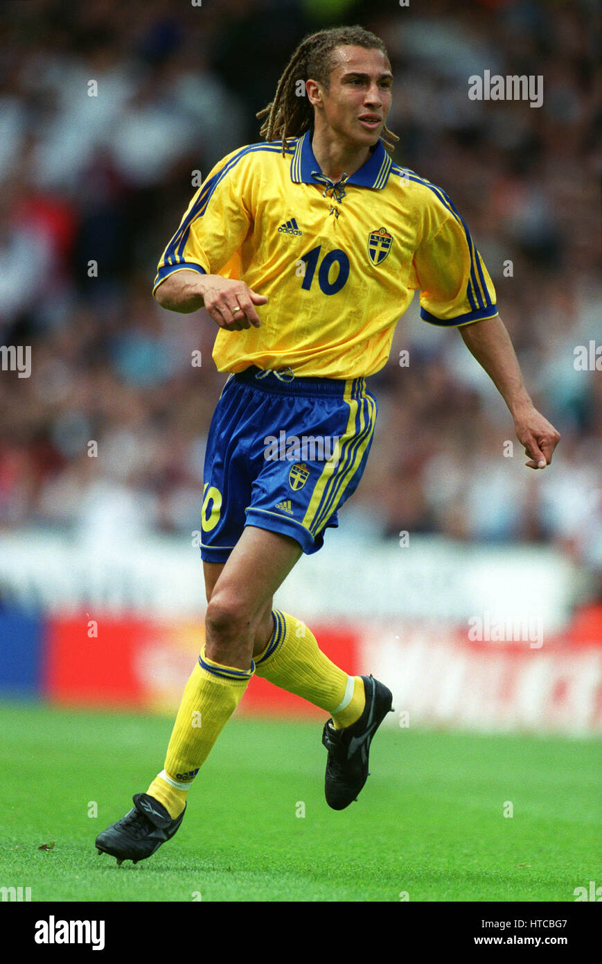 HENRIK LARSSON SWEDEN & GLASGOW CELTIC FC 05 June 1999 Stock Photo - Alamy