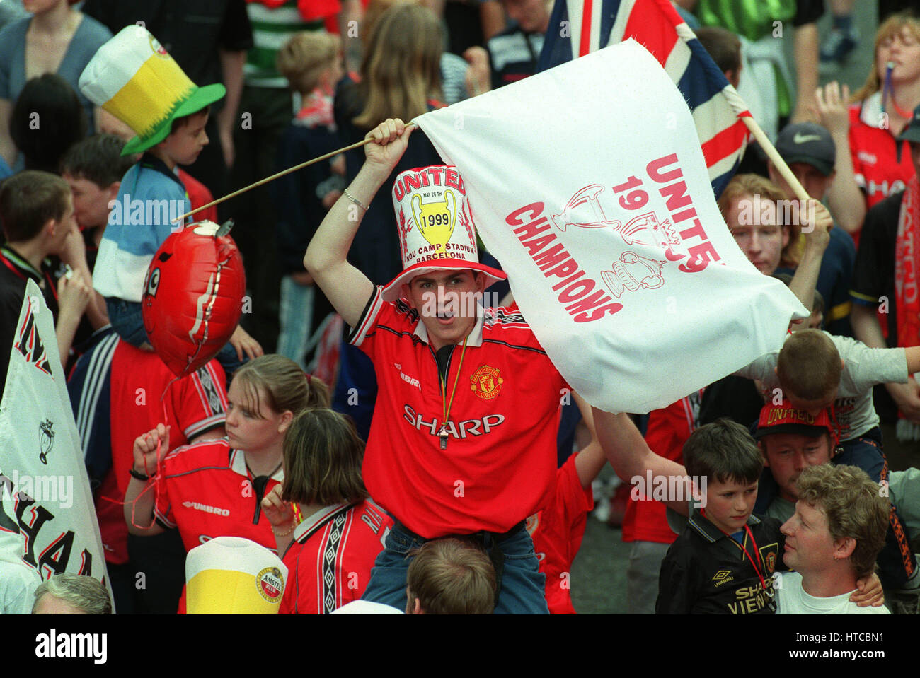 MANCHESTER UNITED FANS CELE VICTORY PARADE MANCHESTER 30 May 1999 Stock ...