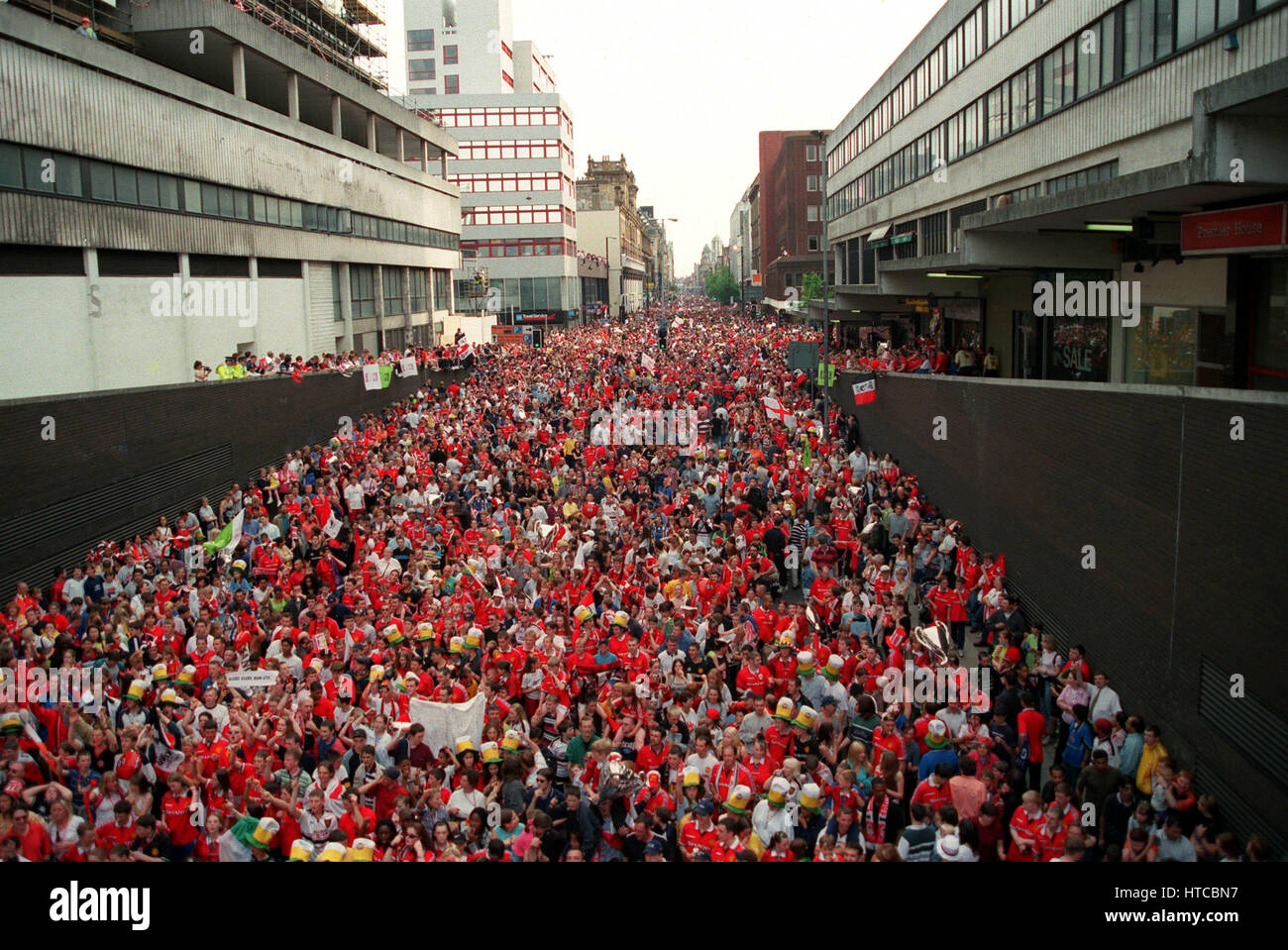 MANCHESTER UNITED FANS CELE VICTORY PARADE DEANSGATE. 30 May 1999 Stock ...