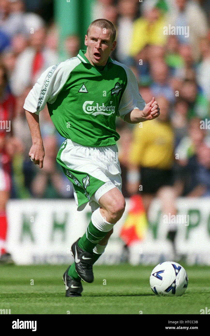 PAUL LOVERING HIBERNIAN FC 18 July 1999 Stock Photo - Alamy
