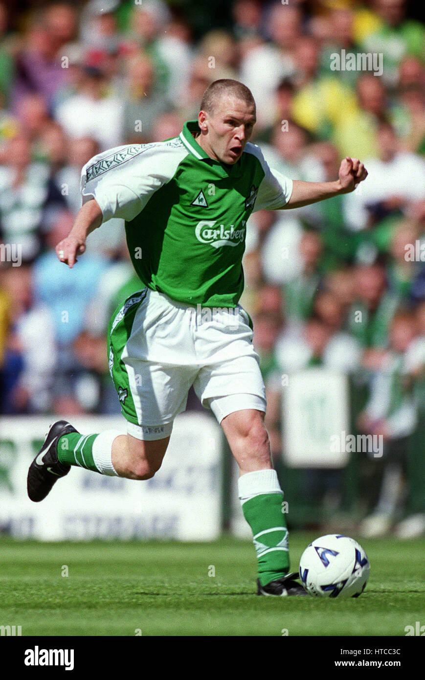 PAUL LOVERING HIBERNIAN FC 18 July 1999 Stock Photo - Alamy