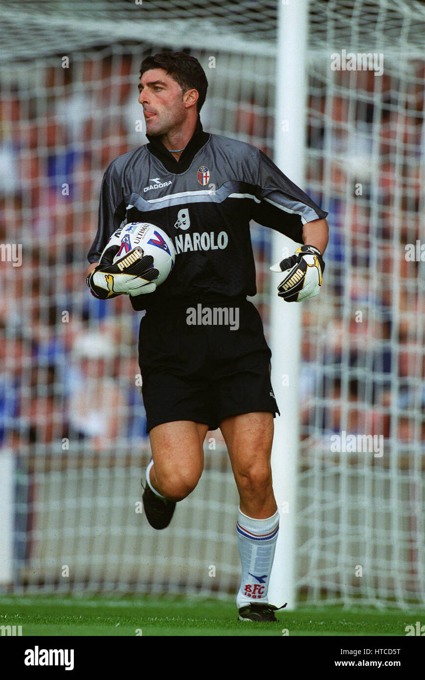 GIANLUCA PAGLIUCA BOLOGNA FC 31 July 1999 Stock Photo - Alamy