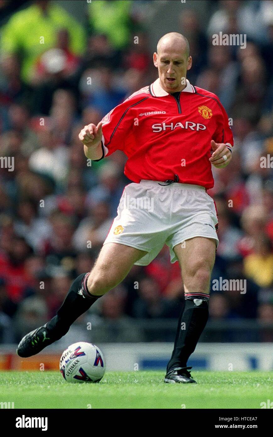 JAAP STAM MANCHESTER UNITED FC 14 August 1999 Stock Photo - Alamy