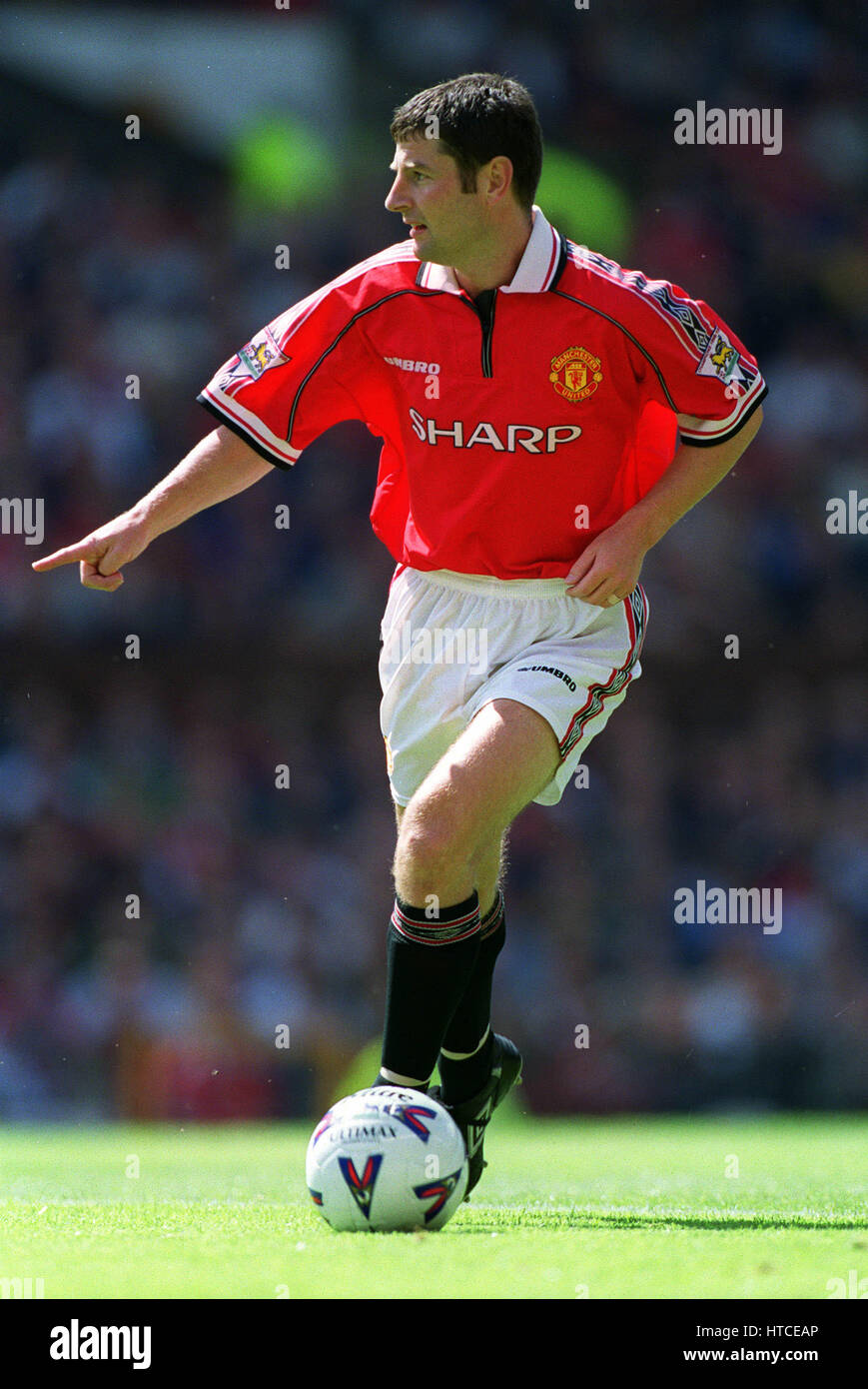 DENIS IRWIN MANCHESTER UNITED FC 14 August 1999 Stock Photo - Alamy