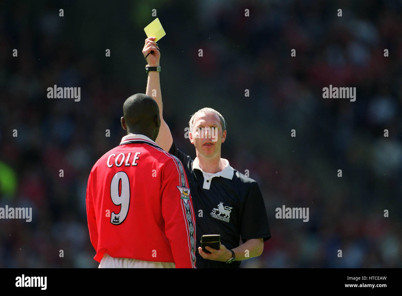 ANDY COLE & REFEREE N. BARRY MANCHESTER UTD V LEEDS UTD 14 August 1999 ...